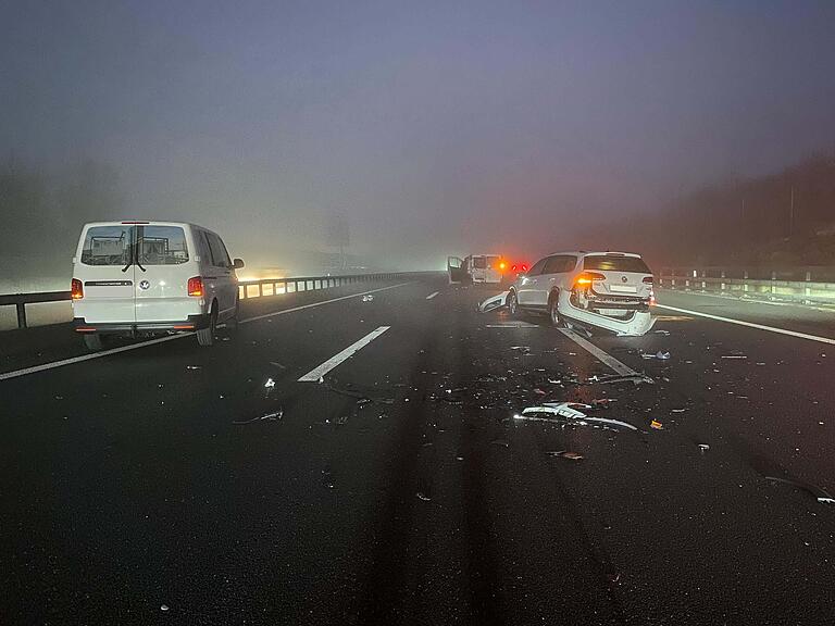 Zwei Verletzte und sechsmal Totalschaden: Auf der A4 krachte es im Morgenverkehr gleich zweimal