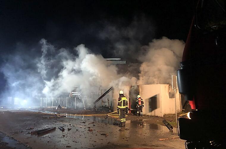 Starke Explosion nach Container-Brand