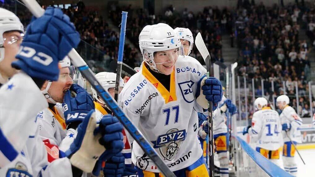 Loris Wey (Nr. 77) nach seinem ersten Tor im Spiel gegen die ZSC-Lions.