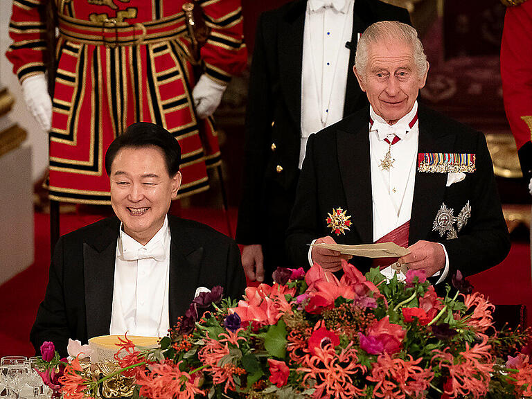 König Charles begrüsst Gäste auf koreanisch