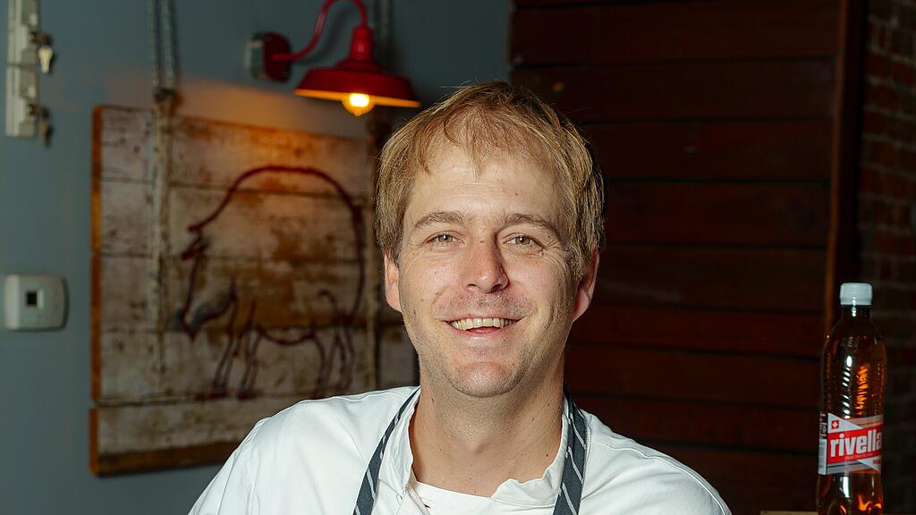 Koch und Wirt David Fritsche in seinem Restaurant Stable DC in Washington. Im Hintergrund ...
