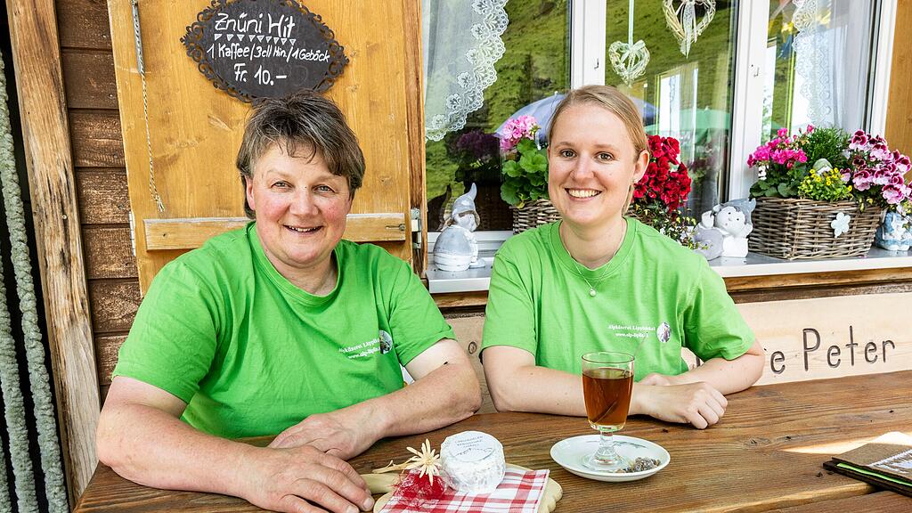«Lipplisbüel»-Wirtin Andrea Betschart (links) und Gehilfin Rahel Stucki ...
