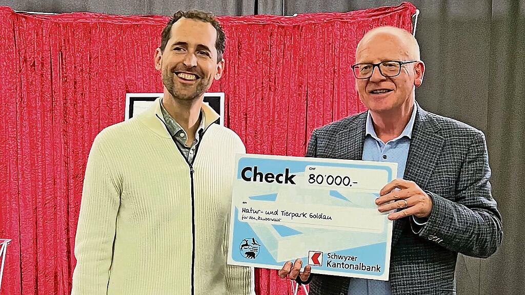 Andreas Dummermuth (rechts), Präsident des Fördervereins, überreicht ...