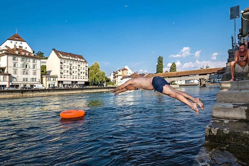 Schwimmen in der Reuss: Eine neue Website informiert über die aktuellen ...