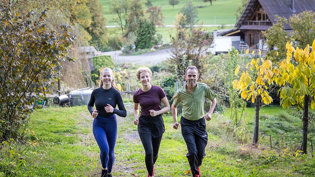 Eine kurze Joggingrunde für den Fotografen: Die Schwestern Mona und ...