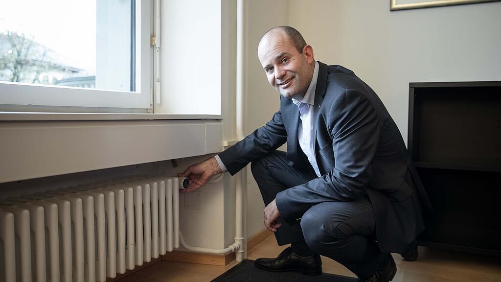 Fabian Peter, gelernter Sanitärinstallateur und Heizungszeichner, dreht ...