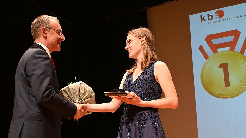 Rektor Remo Di Clemente überreicht Nicole Rickenbacher das Diplom. Sie ...