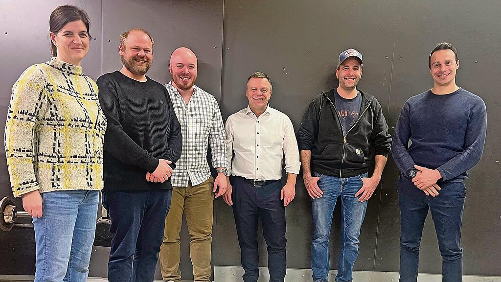 Der Vorstand der SVP Küssnacht mit Gastreferent Roman Bürgi. Von links ...