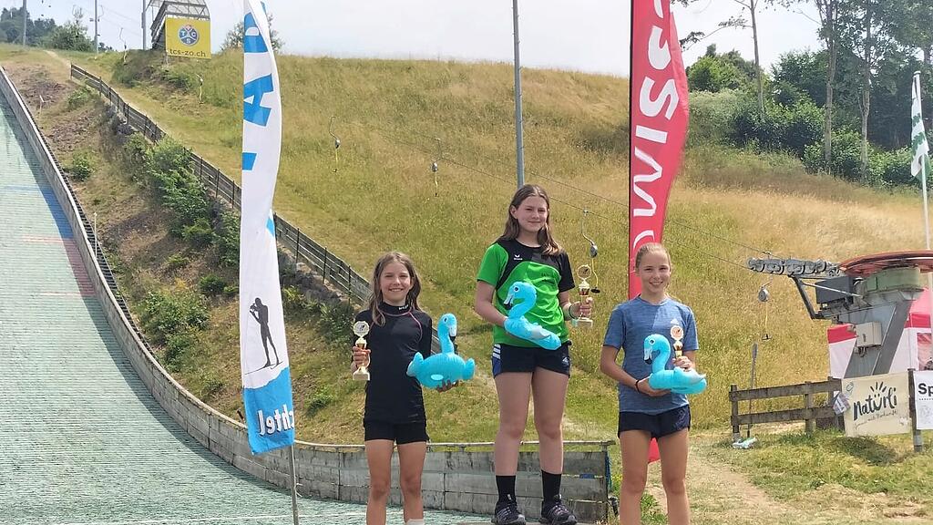 Geschlossen auf dem Podest: Die Einsiedler Skispringerinnen Linda Imhof ...