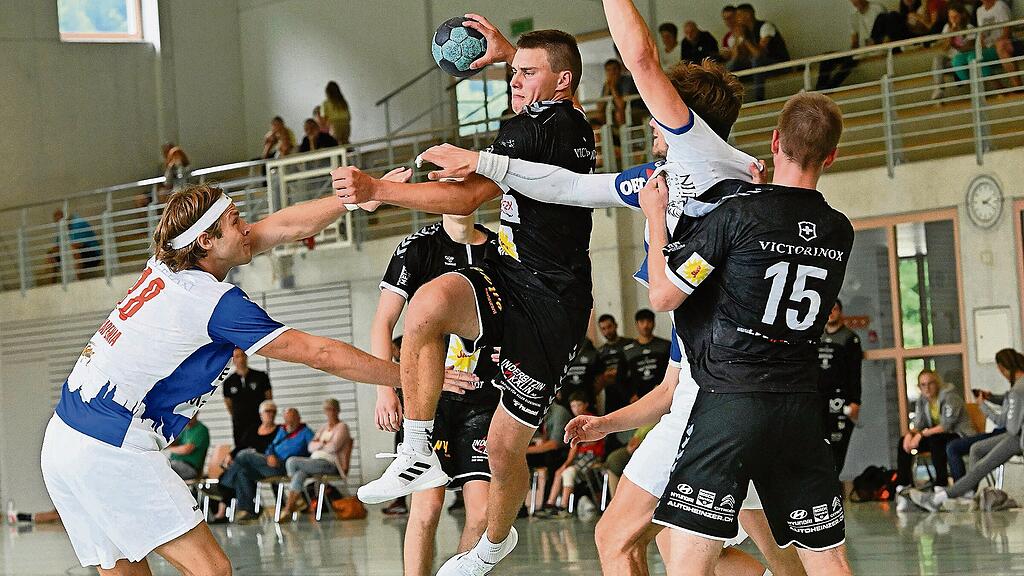 Gegen GC Amicitia Zürich (NLB) zog der KTV (hier Ivo Betschart am Ball ...