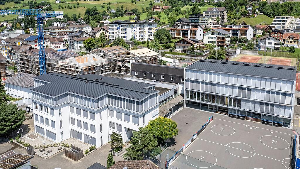 Asylsuchende erlernen in der Schule Gersau Deutsch.