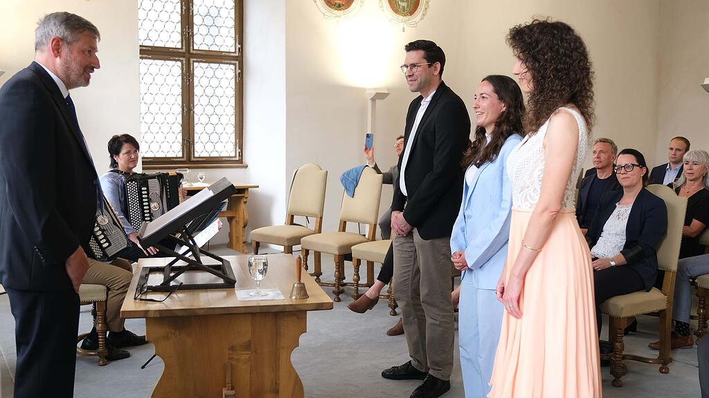 Die Gerichtsschreiberinnen Selina Bickel (im Vordergrund) und Carmen ...