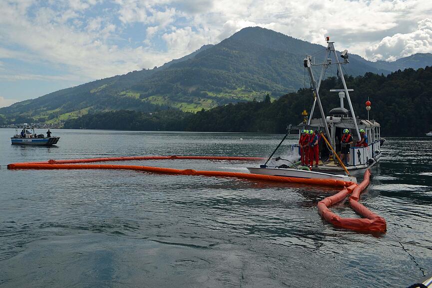 Gesunkenes Motorboot aus 70 Metern Tiefe geborgen