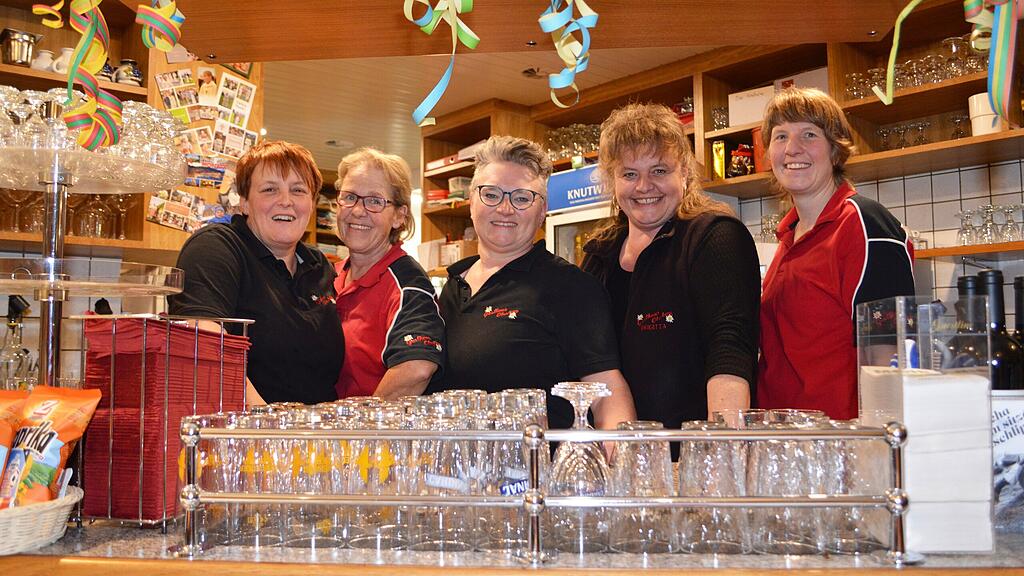 Mit viel Elan und Humor an der Arbeit im «Oberberg» (von links): die ...