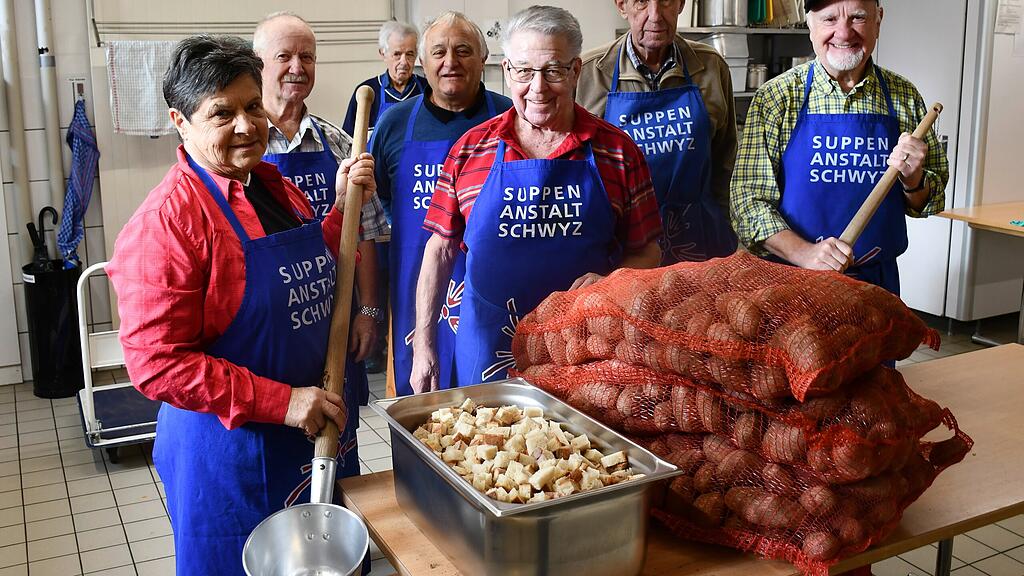 Einige der Köche und «Gonis» rund um Chefkoch Peter Infanger (vorne ...