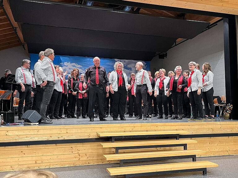 Volkslieder, Evergreens und Juchzer: Gelungener Auftritt zweier Chöre