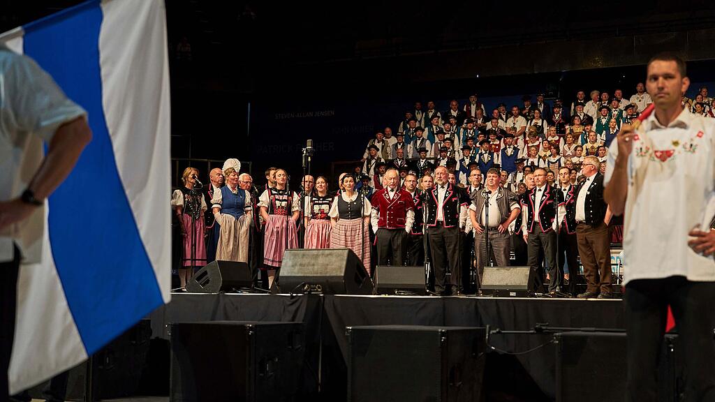 500 Jodlerinnen und Jodler, eine Gruppe von Solojodlerinnen und ...