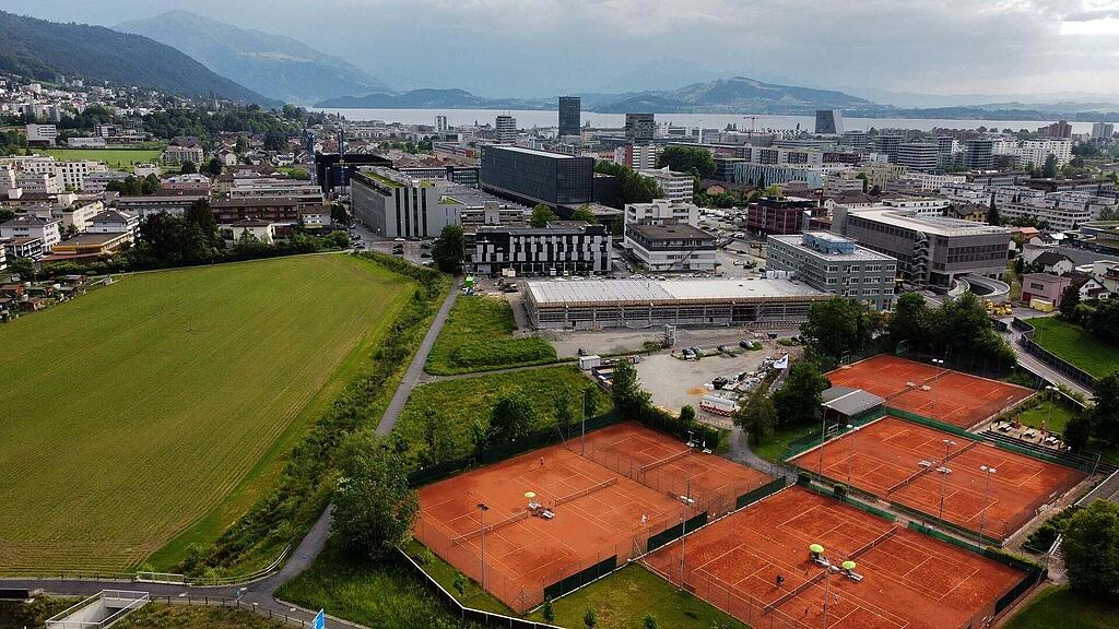 Blick auf die neun Tennisplätze im Göbli.