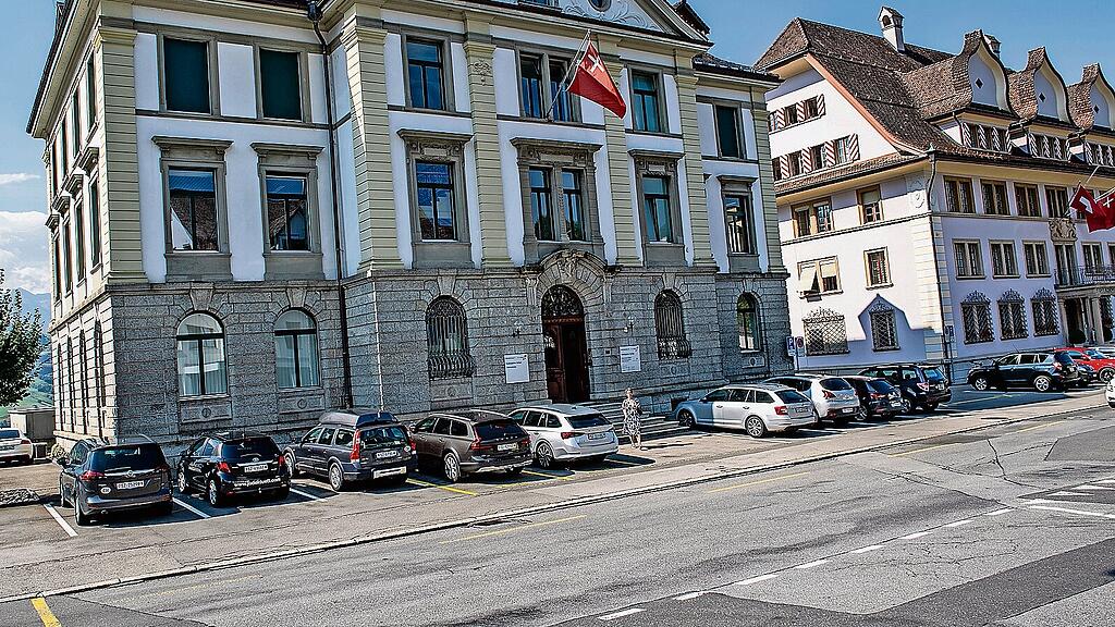 Das Polizeigebäude neben dem Regierungsgebäude: Die Fluktuation beim ...