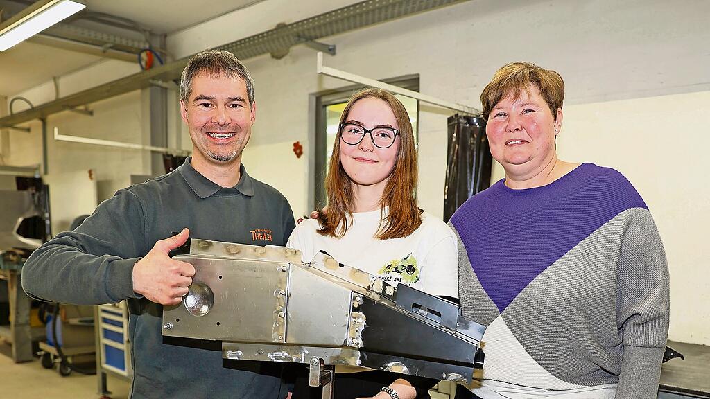 Die Zweitplatzierte, Jasmin Reichlin, flankiert von ihrem Berufsbildner ...