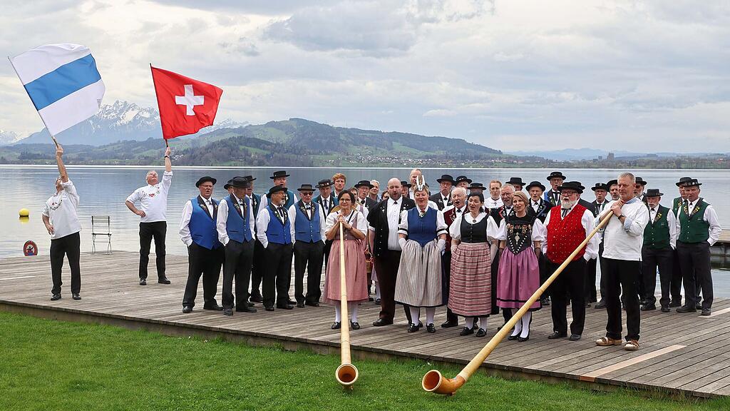 Der OK-Festchor und das Solisten-Ensemble mit Fahnenschwingern und ...