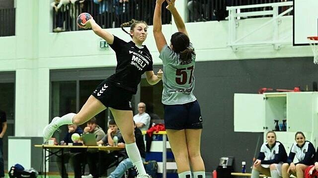 Eliane Heinzer (am Ball) und ihr Team wollen die ersten Punkte gegen ...
