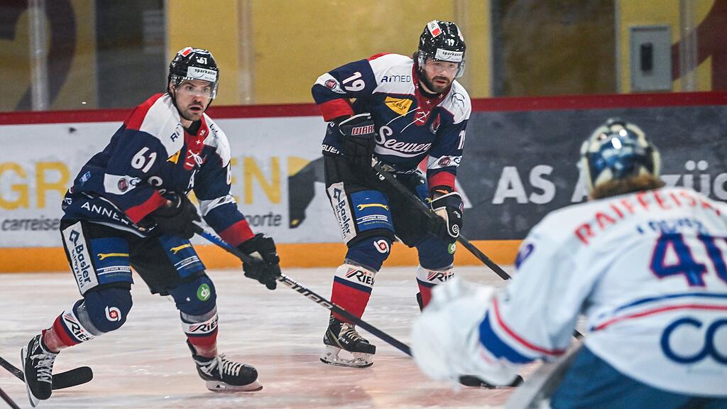 Mathias Arnold (61) und Adrian Steiner im Angriff, Bülach-Hüter Janis ...