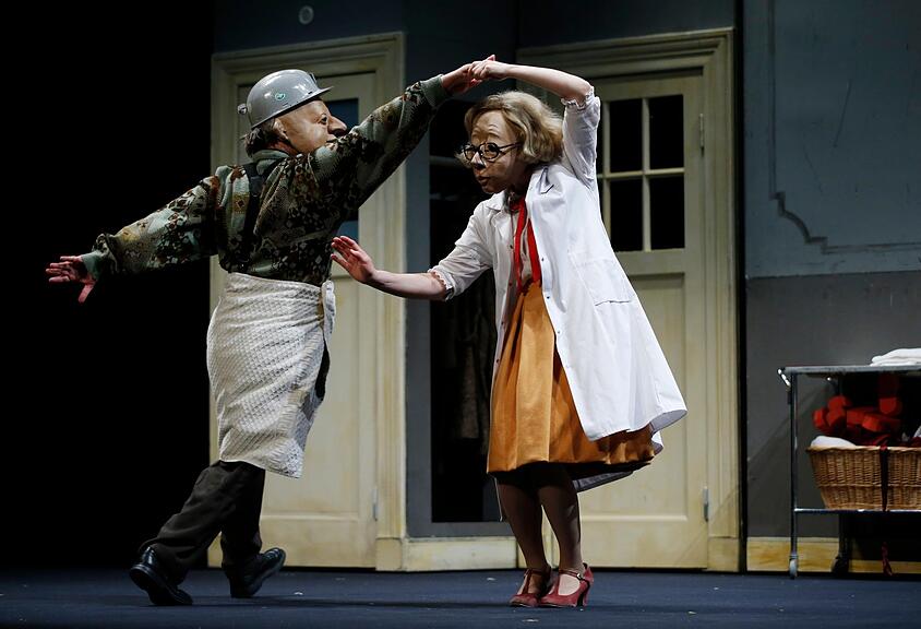 Maskentheater in Zug: Wenn der Doktor zum Patienten wird