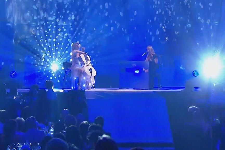 Rachel Divàs Auftritt ohne Gewitter-Panne