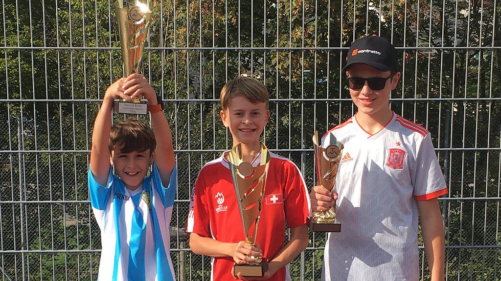 In der Gruppe Gross jubelten Luca Sémon (2. Platz, von links), Jonas ...