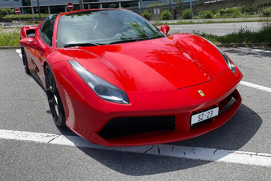Autonummer «SZ 23» ziert nun einen roten Ferrari 488 Spider
