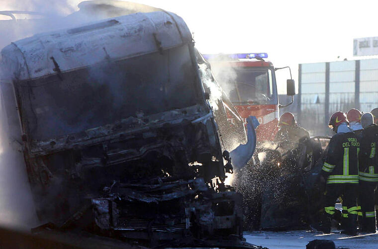 Tankwagen bei Unfall explodiert - sechs Tote