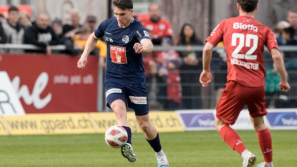 Zweikampf zwischen Luzerns Severin Ottiger (links) und Noe Holenstein ...