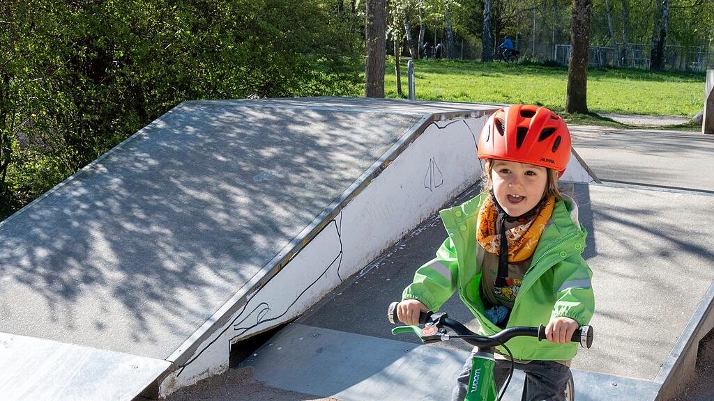 Mit dem Tretrad unterwegs. Das Mädchen hat Spass, auf dem Parcours ...