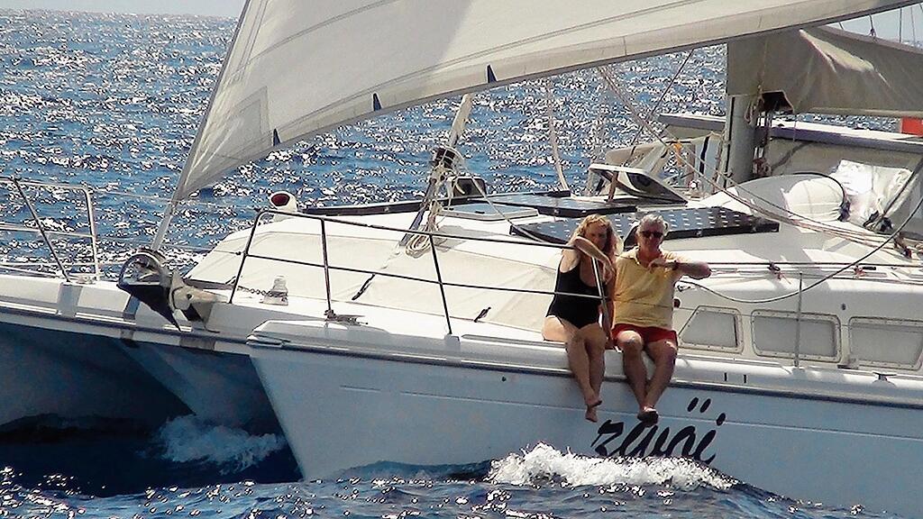 Auf dem Segelschiff Zwöi fahren René Hollermayer und Heidi Feller um ...