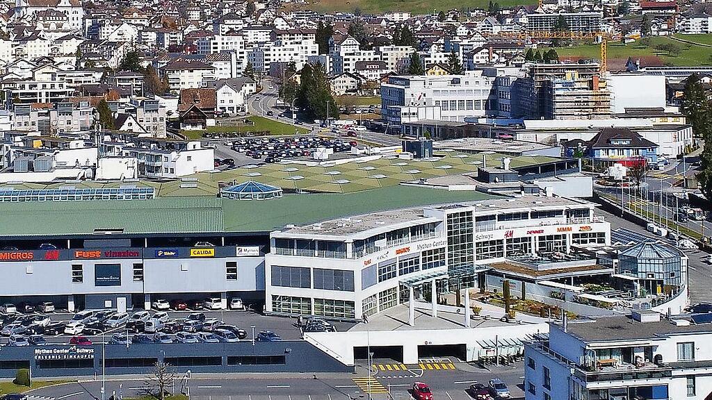 Das Mythen Center Schwyz mit den Mythen.