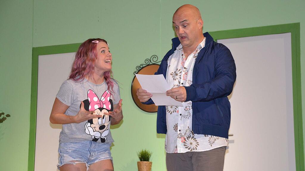 Hugo Meier (Urs Fanger) ist nicht nur der Vater von Jenny (Gina Baldelli).