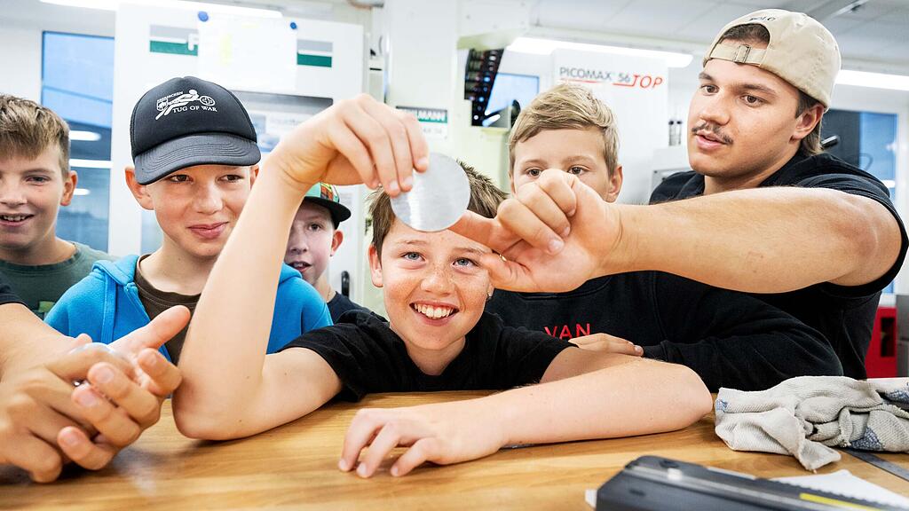Der angehende Polymechaniker Tom Bachmann (rechts) erklärt den ...