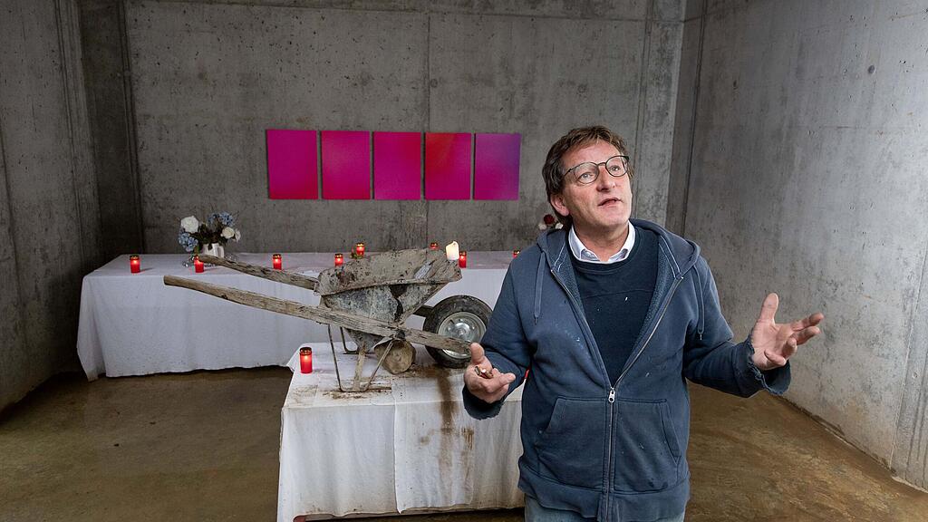 Künstler Wetz bei einer Installation auf dem Areal des Landessenders.