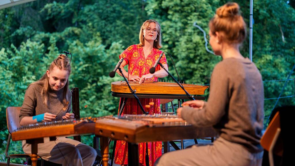 Zusammenspiel von Klängen: Hanna Ryynänen, Kantele, mit Hanna Keller ...