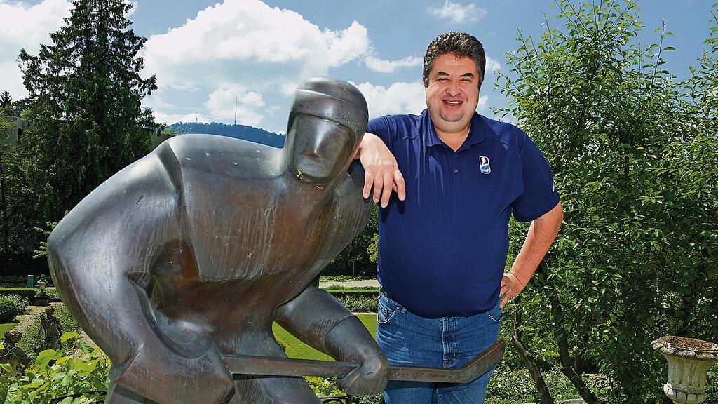 Gion Veraguth ist Finanzdirektor beim internationalen Eishockeyverband ...