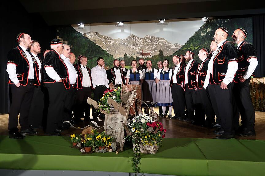 Junge und erfahrene Flüeli-Jodlerinnen und -Jodler erfreuen das Publikum