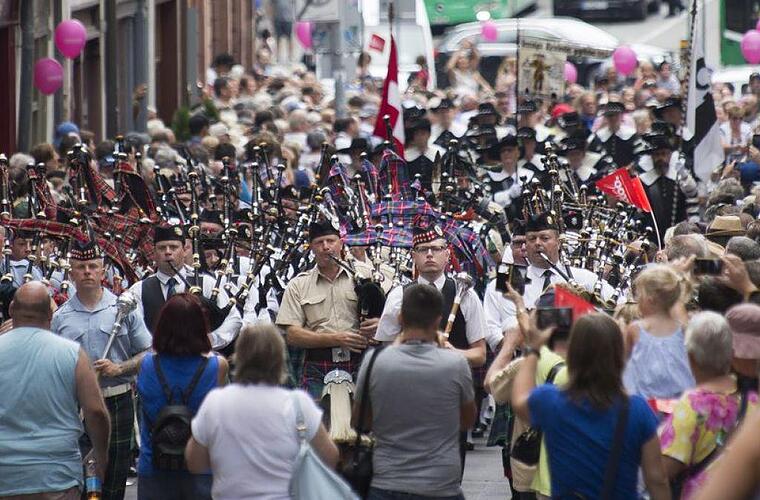 Tattoo-Parade durch Basler Innenstadt