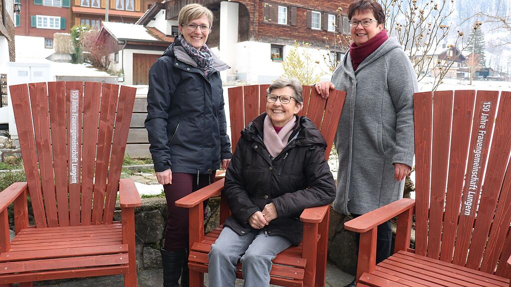 Mit diesen Stühlen von Hugo Halter will die Frauengemeinschaft Lungern ...