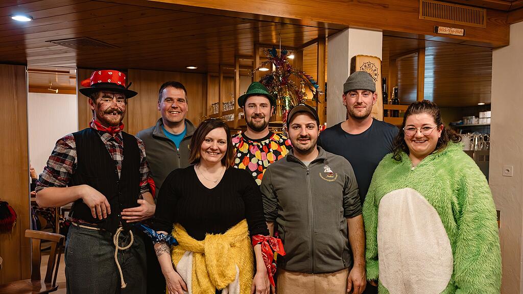 Der Vorstand mit den Abtretenden Ivo Styger (neu Kassier, von links ...