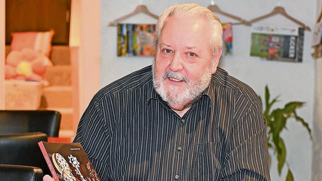 Der Brauchtumsexperte Hans-Peter Rust mit einem seiner Bücher über den Samichlaus.