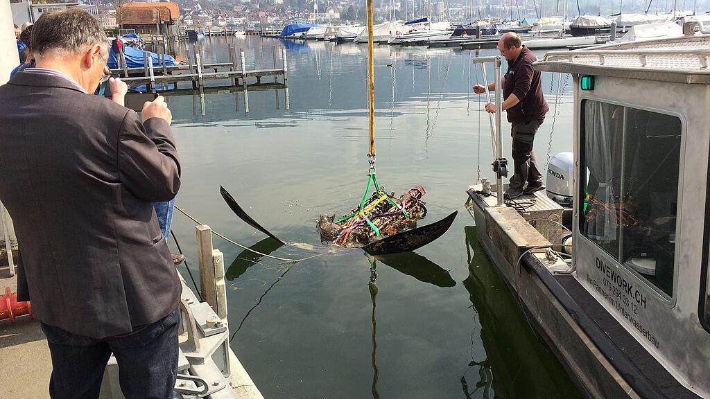 Vorsichtig wird der Motor aus dem Wasser gehoben, kontrolliert von ...