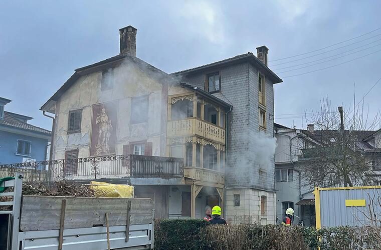 Unbekannte feuern Rakete in Haus – Feuerwehr muss Brand löschen