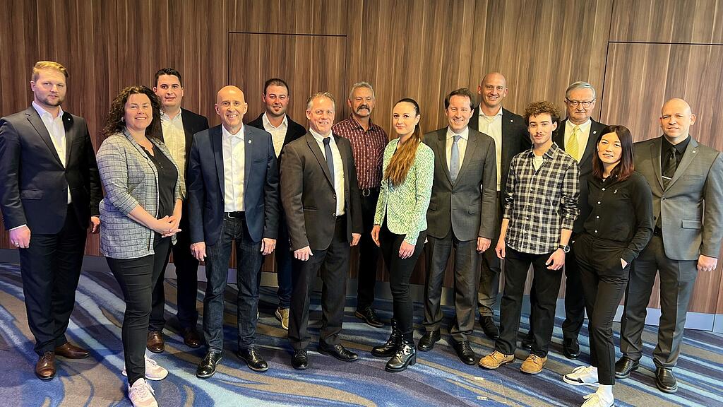 Die Zuger SVP-Wahllokomotive Thomas Aeschi zieht bei den ...