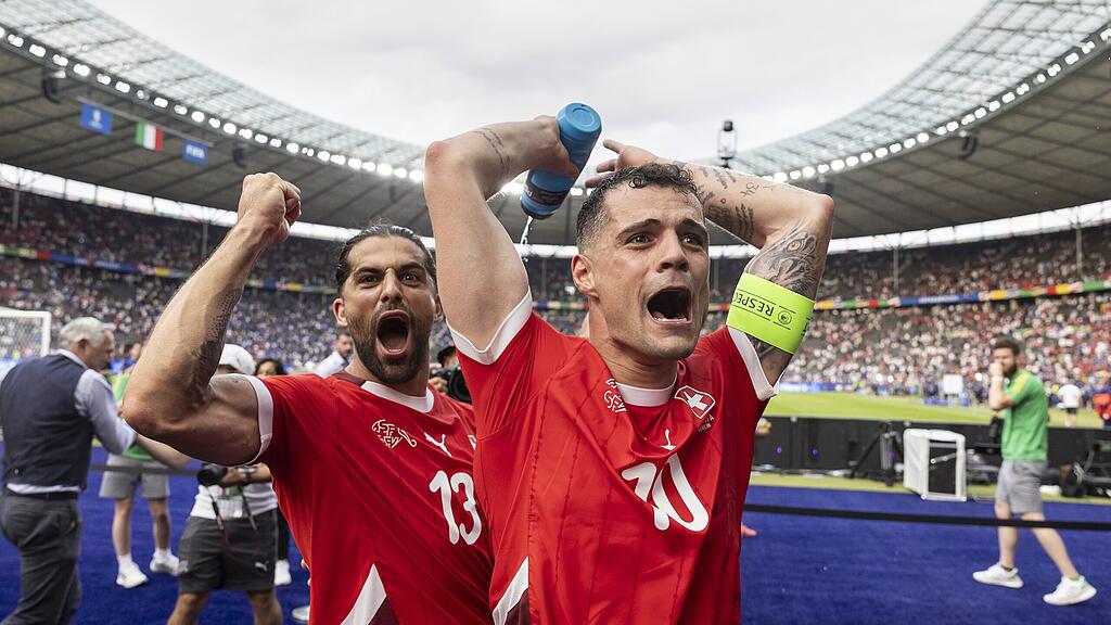 Ricardo Rodriguez (links) und Granit Xhaka jubeln über den Einzug in ...